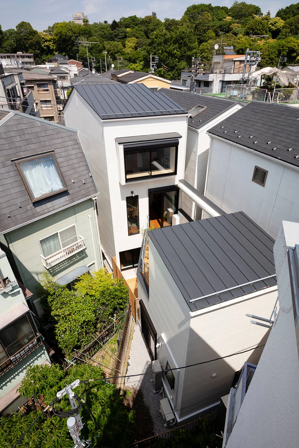 Two-Generation Courtyard House on a Narrow Irregular Lot｜Archiplace ...